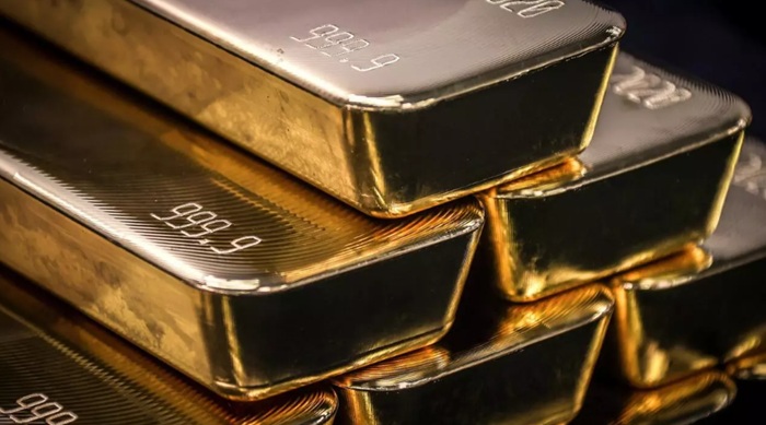 Gold hits record high above $5,500 after Fed holds rates